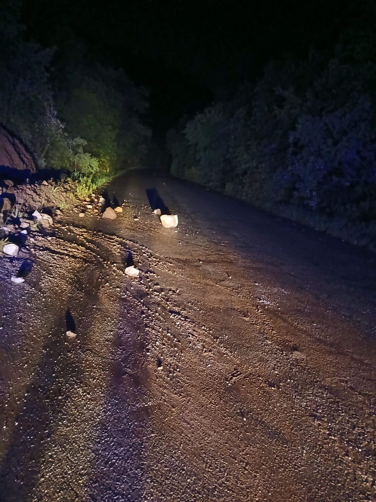 Rocks falling after heavy rainfalls 8km from Sabie before Nelspruit ...